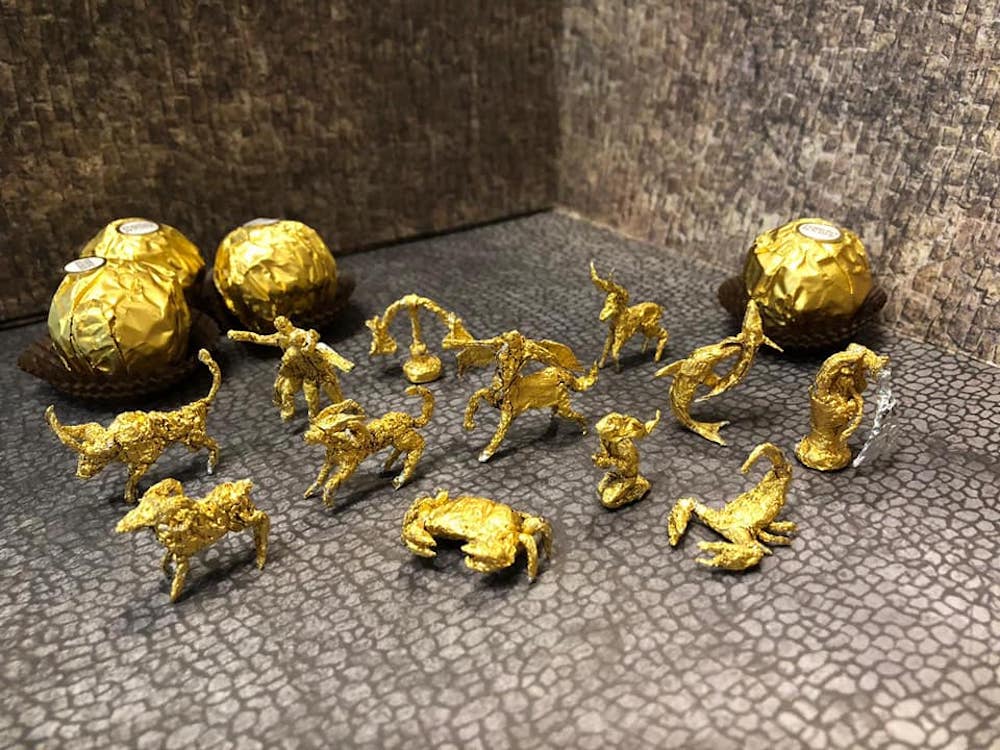 Il recycle les emballages des Ferrero Rocher pour fabriquer des figurines