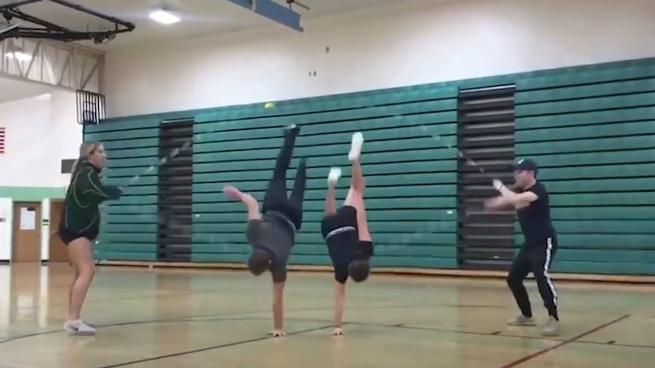 Tout en faisant de la corde à sauter, ce duo de gymnastes enchaîne des ...