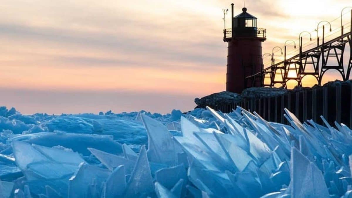 Des écailles de glace apparaissent en surface du lac Michigan en plein ...