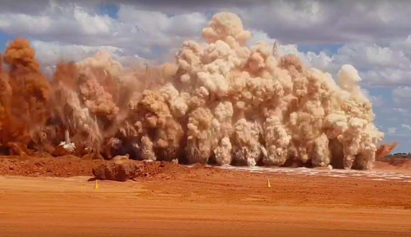 Une incroyable explosion d'un champ de mine transforme le sol en ...
