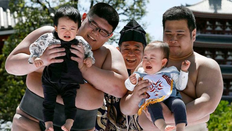 Des sumotoris secouent des bébés pour les faire pleurer : un concours ...