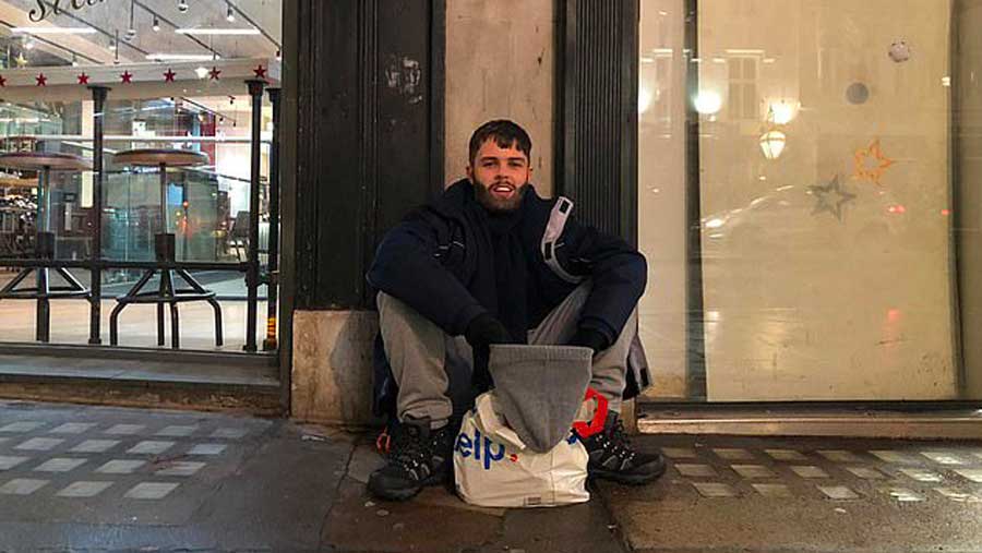 Un entrepreneur qui gagne 10 000 € par jour accepte l'expérience de ...