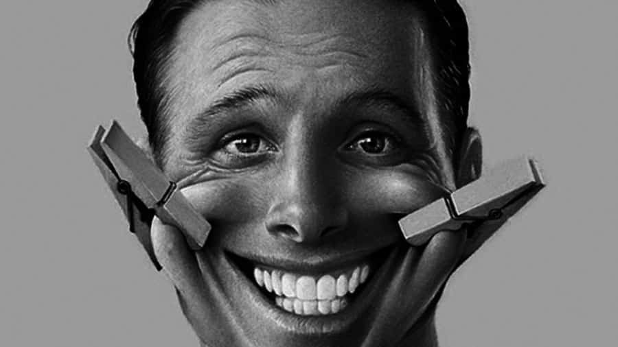 Se forcer à sourire au travail mène à l’alcoolisme : feindre la ...