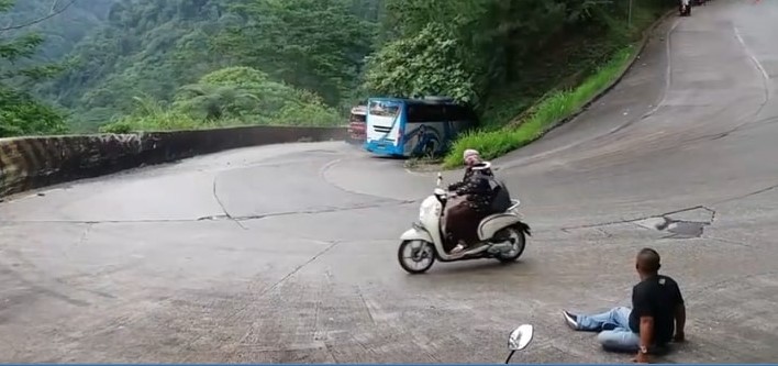 Cet homme est totalement fou ! Il saute d'un bus qui n'a plus de freins ! (vidéo)