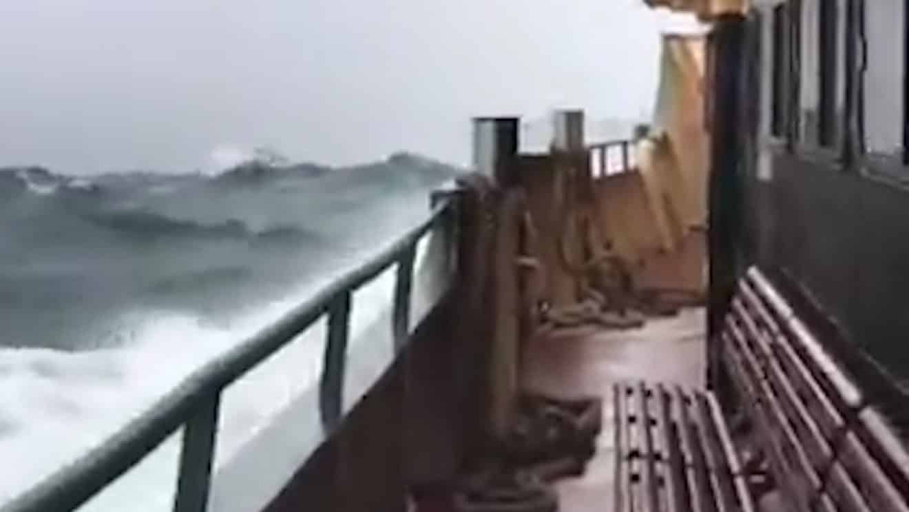 Les images impressionnantes d'une tempête en mer ! (vidéo)