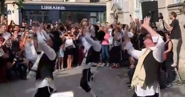 200 fans réunis pour rendre hommage à Louis de Funès en dansant ...