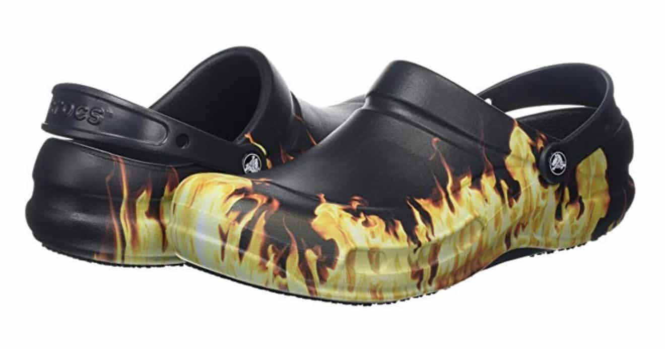 Après les gants Crocs, on vous présente les Crocs flammes...