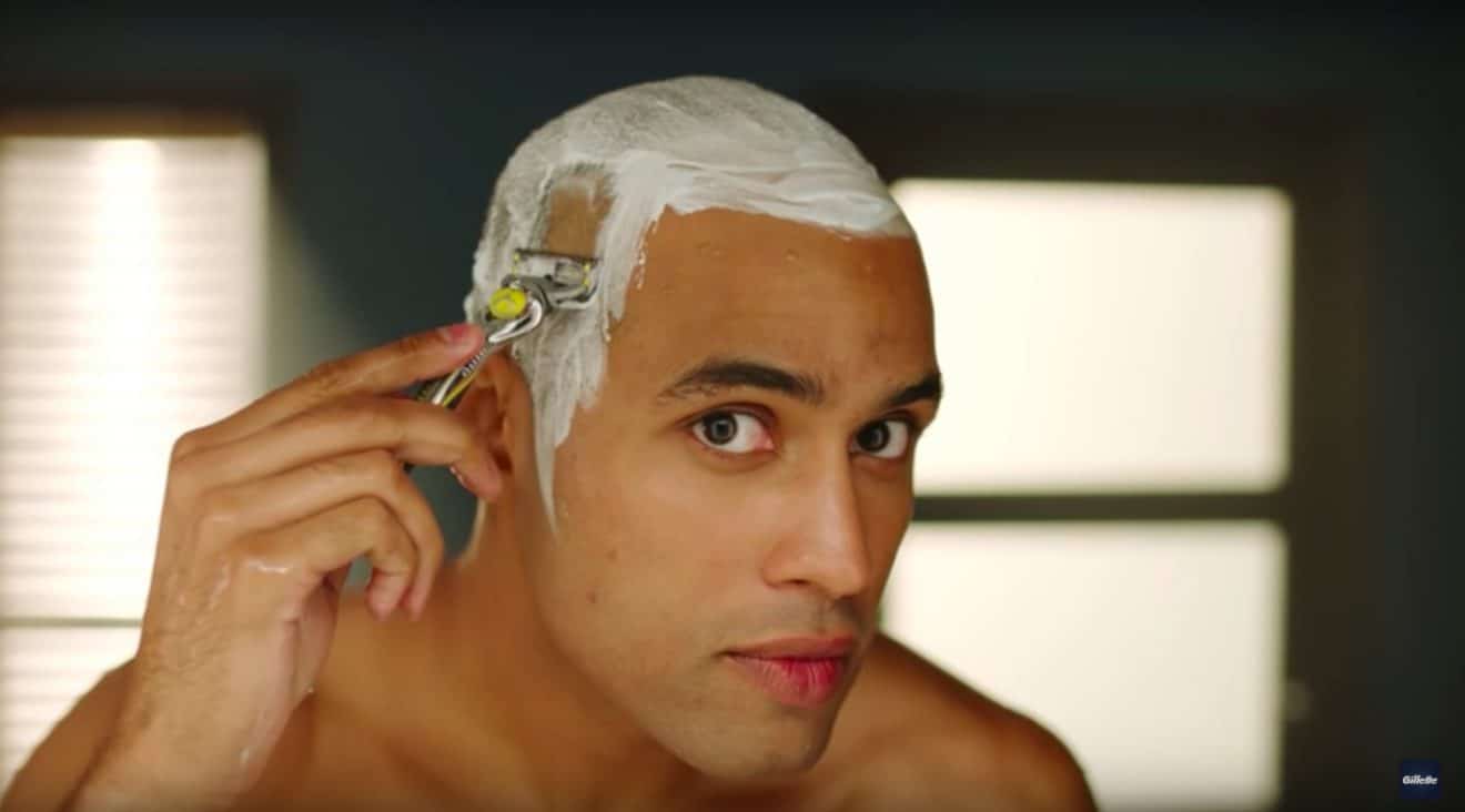 Ce grand malade se rase le crâne à toute vitesse... Le bruit du rasoir ...