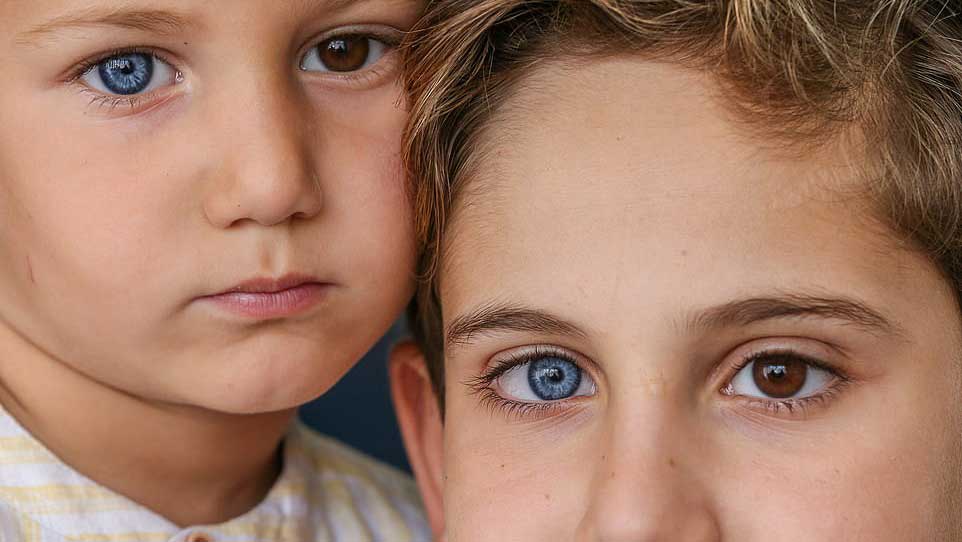 Deux jeunes frères aux yeux vairons défient les probabilités (vidéo)