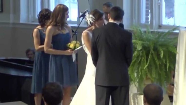 La mariée fait une confession à l’oreille de son époux… mais le micro ...