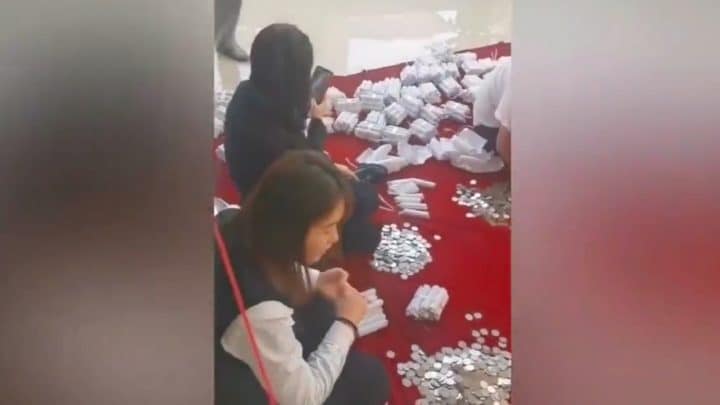 Deux conducteurs agressifs font des queues de poisson pendant 2 minutes ...