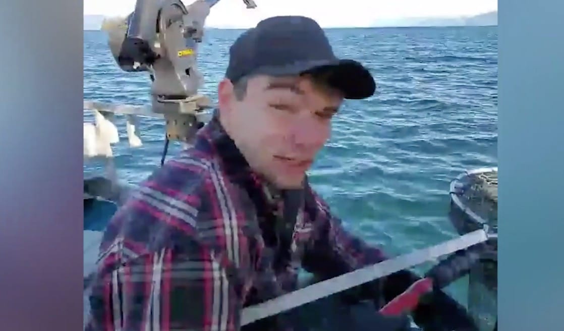 Il croit pêcher un poisson mais ce qu'il remonte dans son filet le fait ...