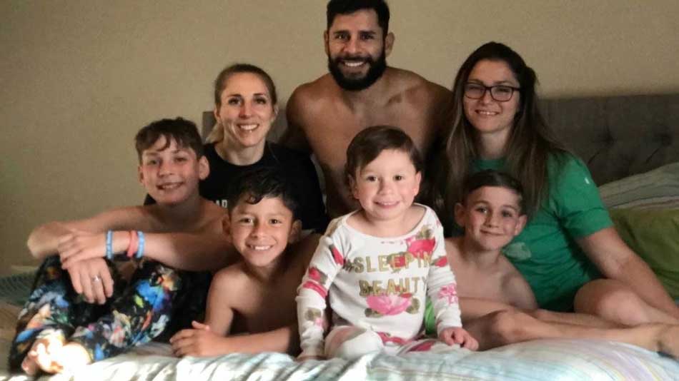 En couple depuis le collège, ils sont tombés amoureux d’une troisième ...