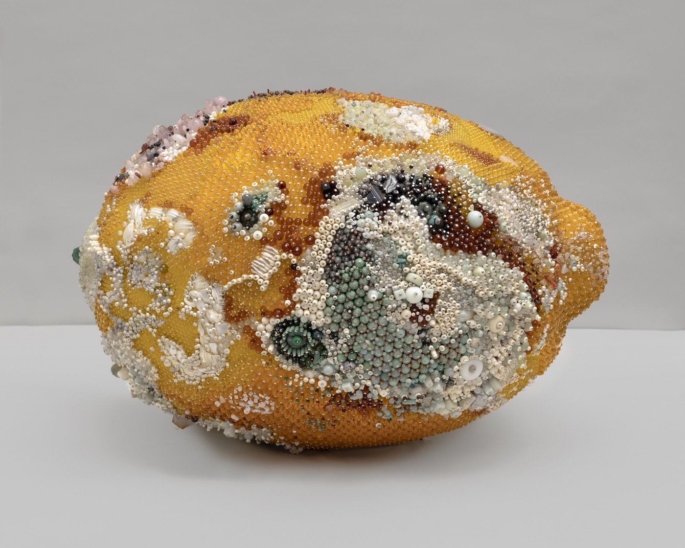 Magnifique : une artiste transforme des fruits "pourris" en pierres ...