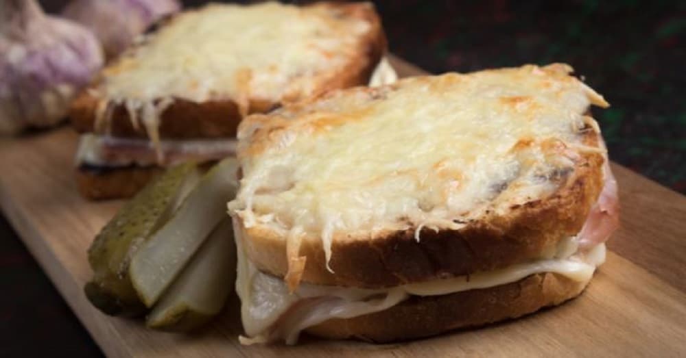 Le croque raclette : un sandwich gourmand à préparer rapidement