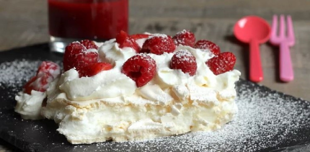 Recette de la pavlova aux fruits rouges et chantilly : un dessert à ...