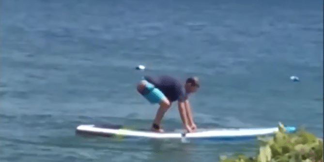 Il fait une belle gamelle sur son paddle ! (Vidéo)