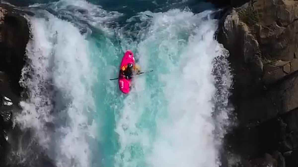Un kayakiste descend à pic une chute de 40 mètres