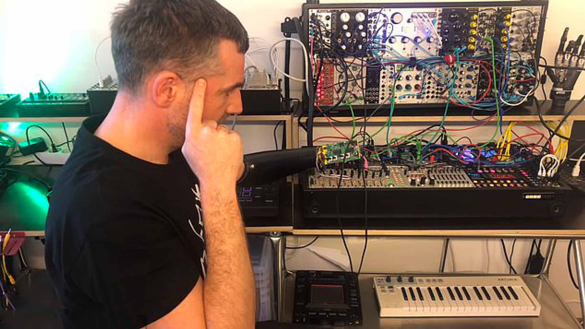 Un DJ né sans avant-bras contrôle ses platines directement avec son ...