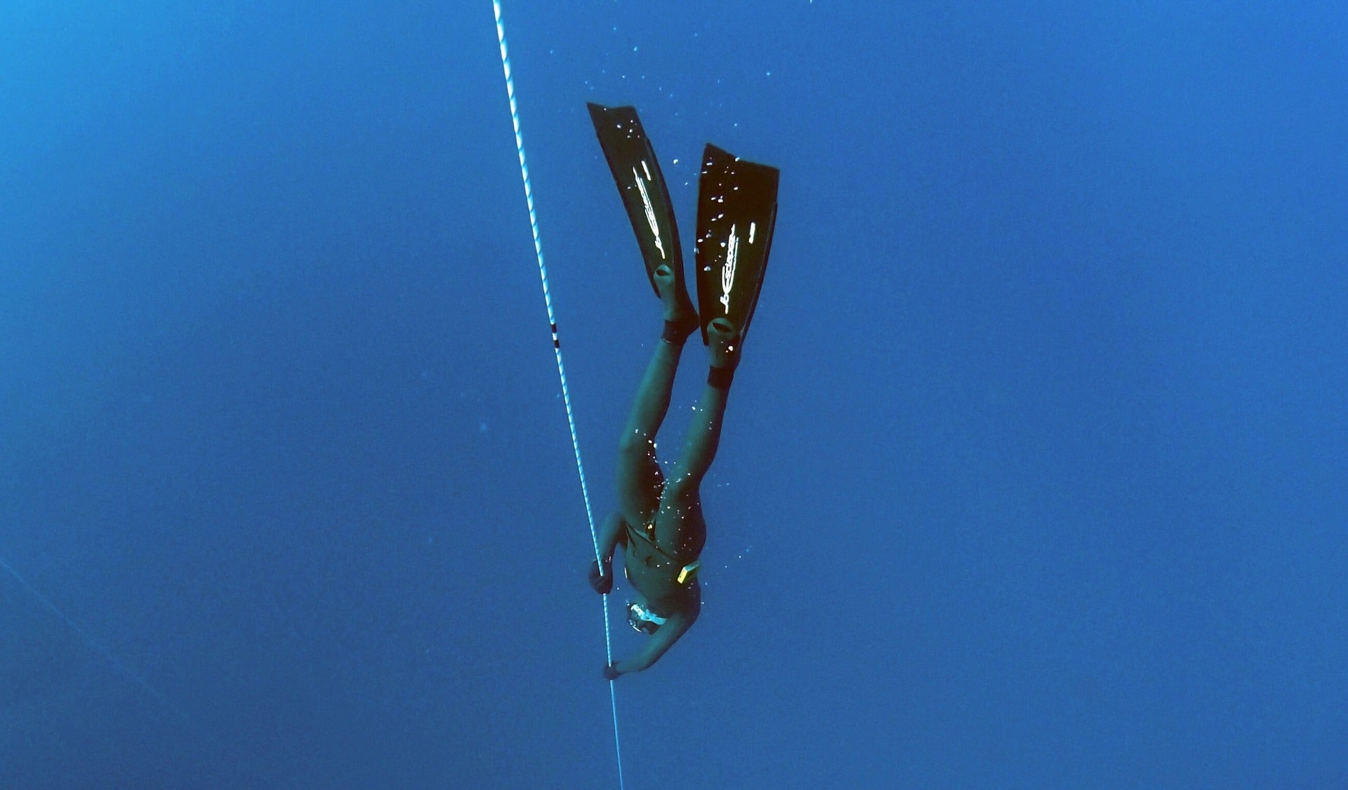 Un apnéiste manque de se noyer en tentant de battre le record du monde ...