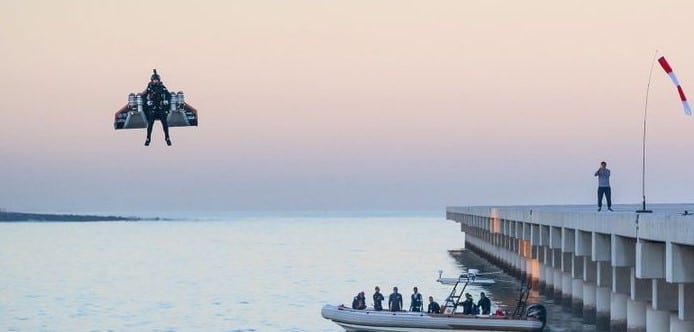 Le "Jetman", l'homme avion, français s'envole à Dubaï et c'est une ...