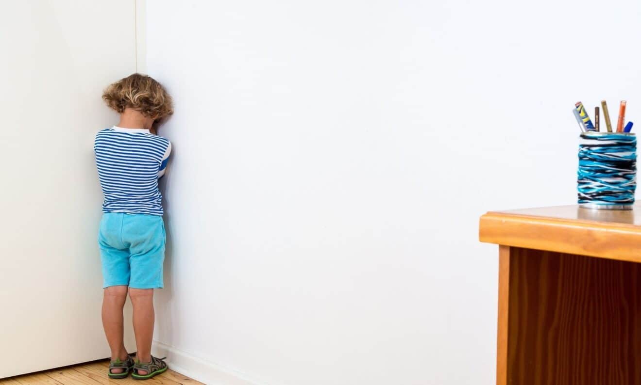 Ce petit garçon doit aller au coin après avoir fait une bêtise : la ...