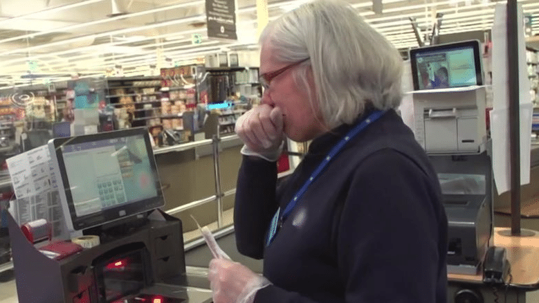 Confinement : une caissière en larmes partage un témoignage poignant ...