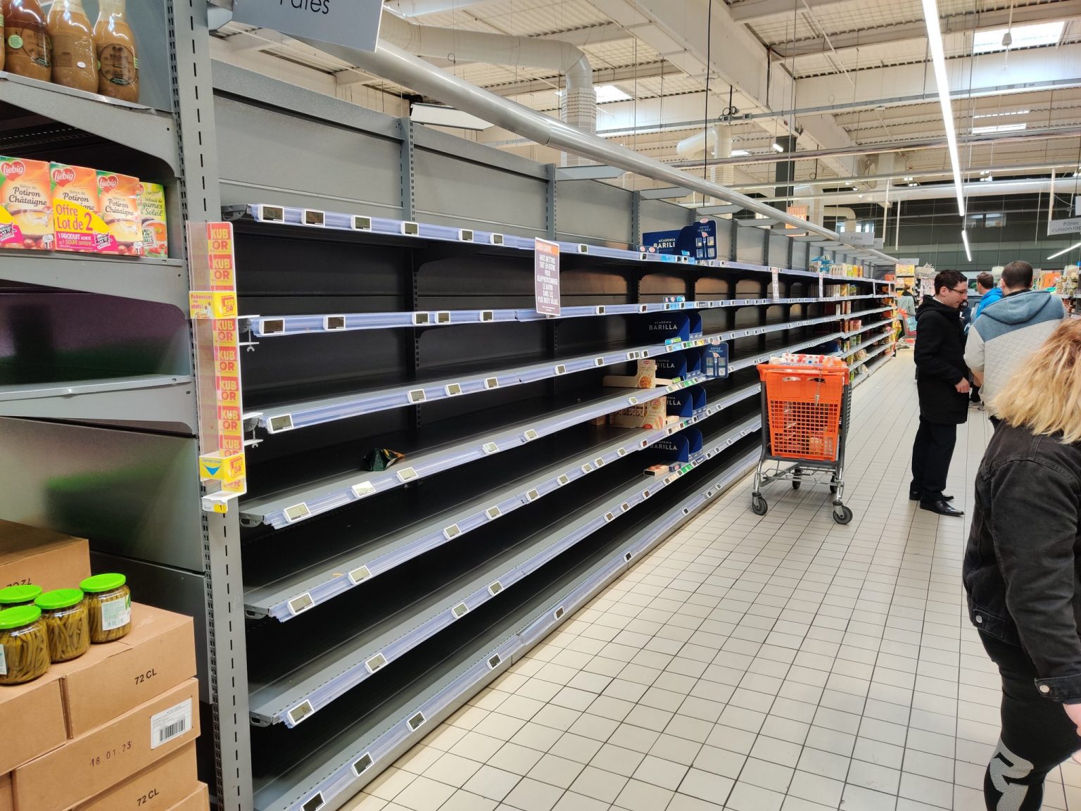 25 photos de rayons de supermarchés complètement vidés - Page 4 sur 5