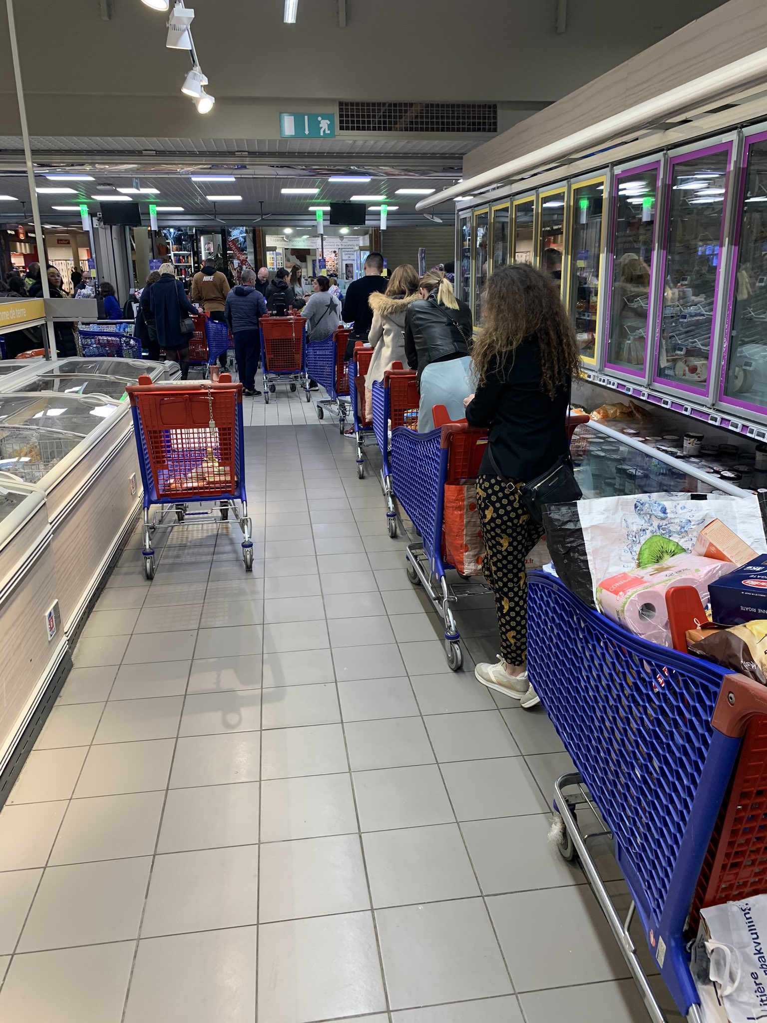 25 photos de rayons de supermarchés complètement vidés