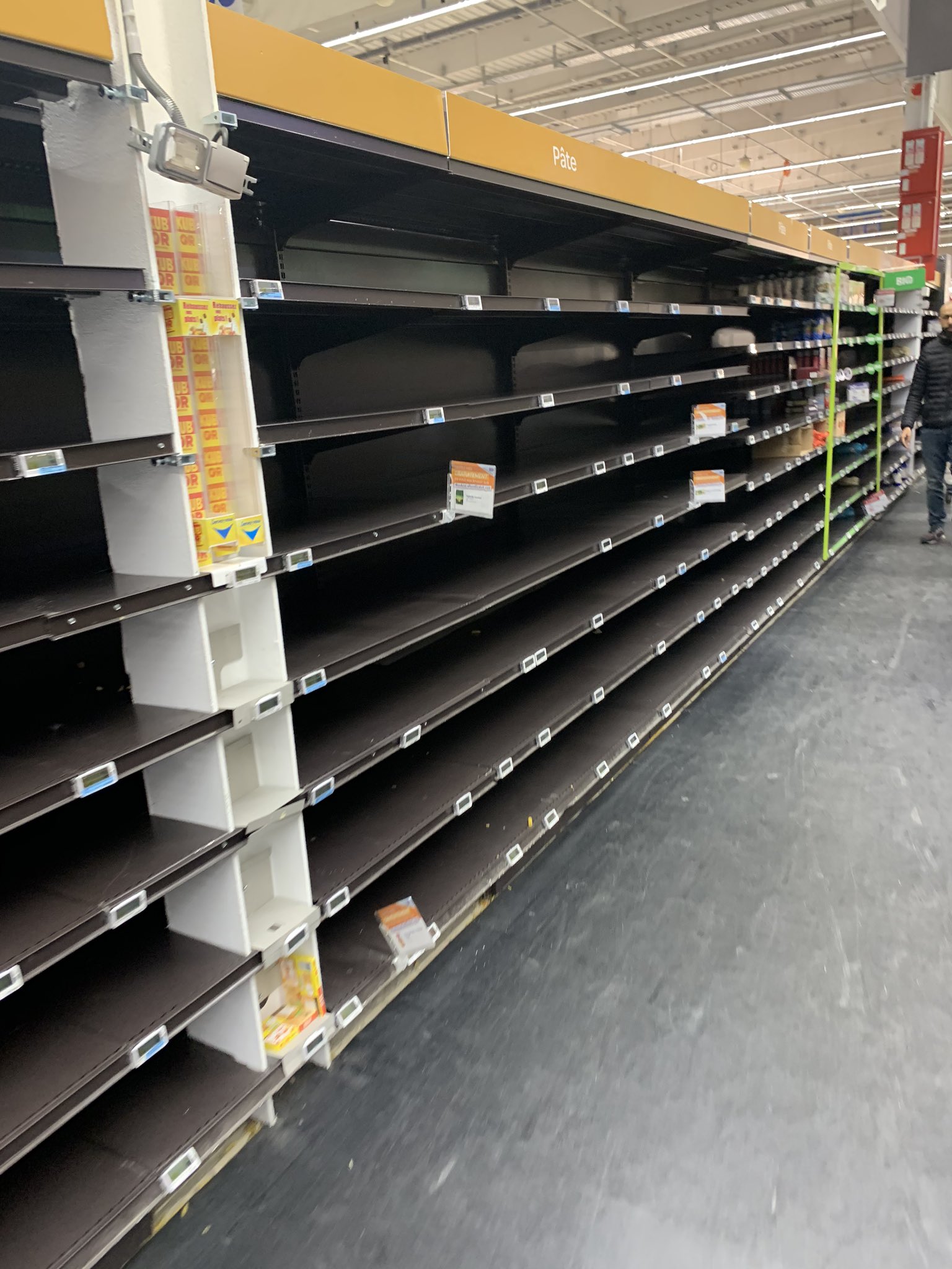 25 photos de rayons de supermarchés complètement vidés