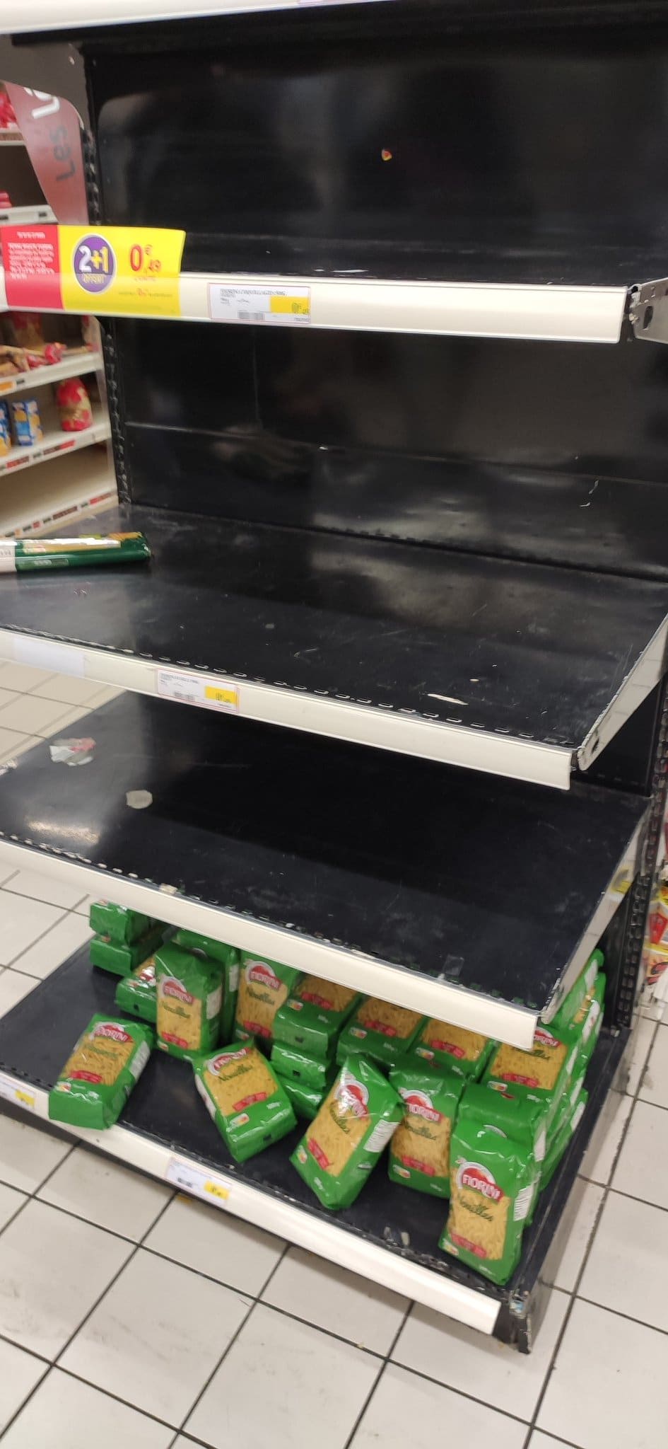 25 photos de rayons de supermarchés complètement vidés