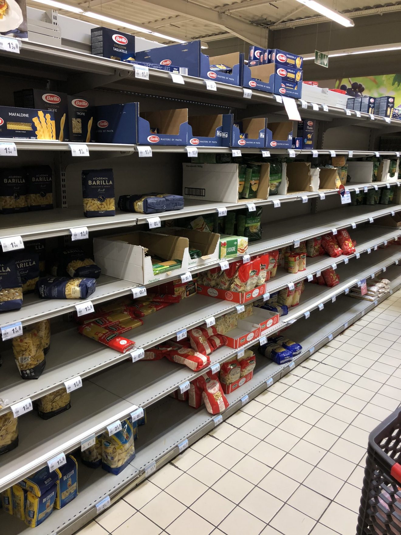 25 photos de rayons de supermarchés complètement vidés - Page 2 sur 5