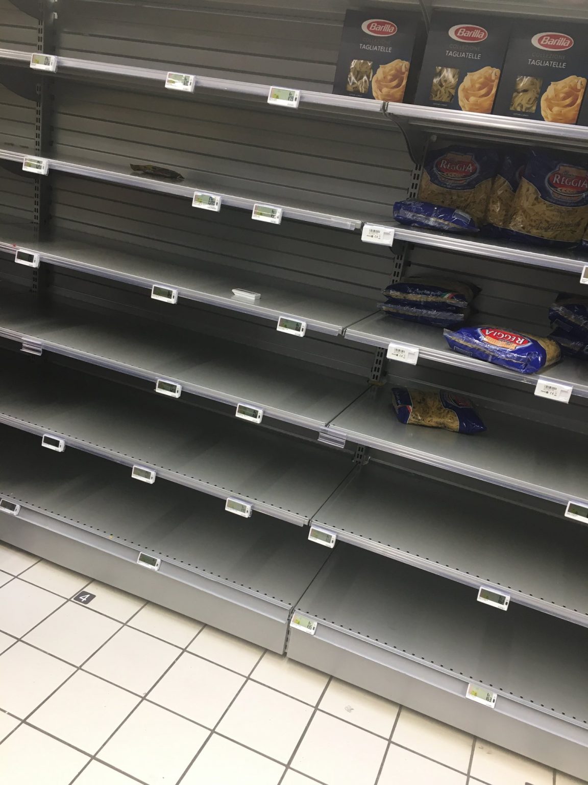 25 photos de rayons de supermarchés complètement vidés - Page 2 sur 5