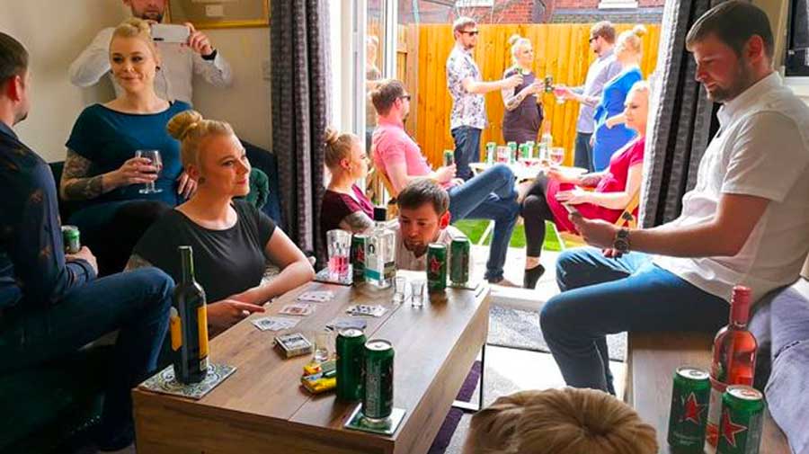 Une lockdown party révolte les internautes… mais regardez la photo de ...