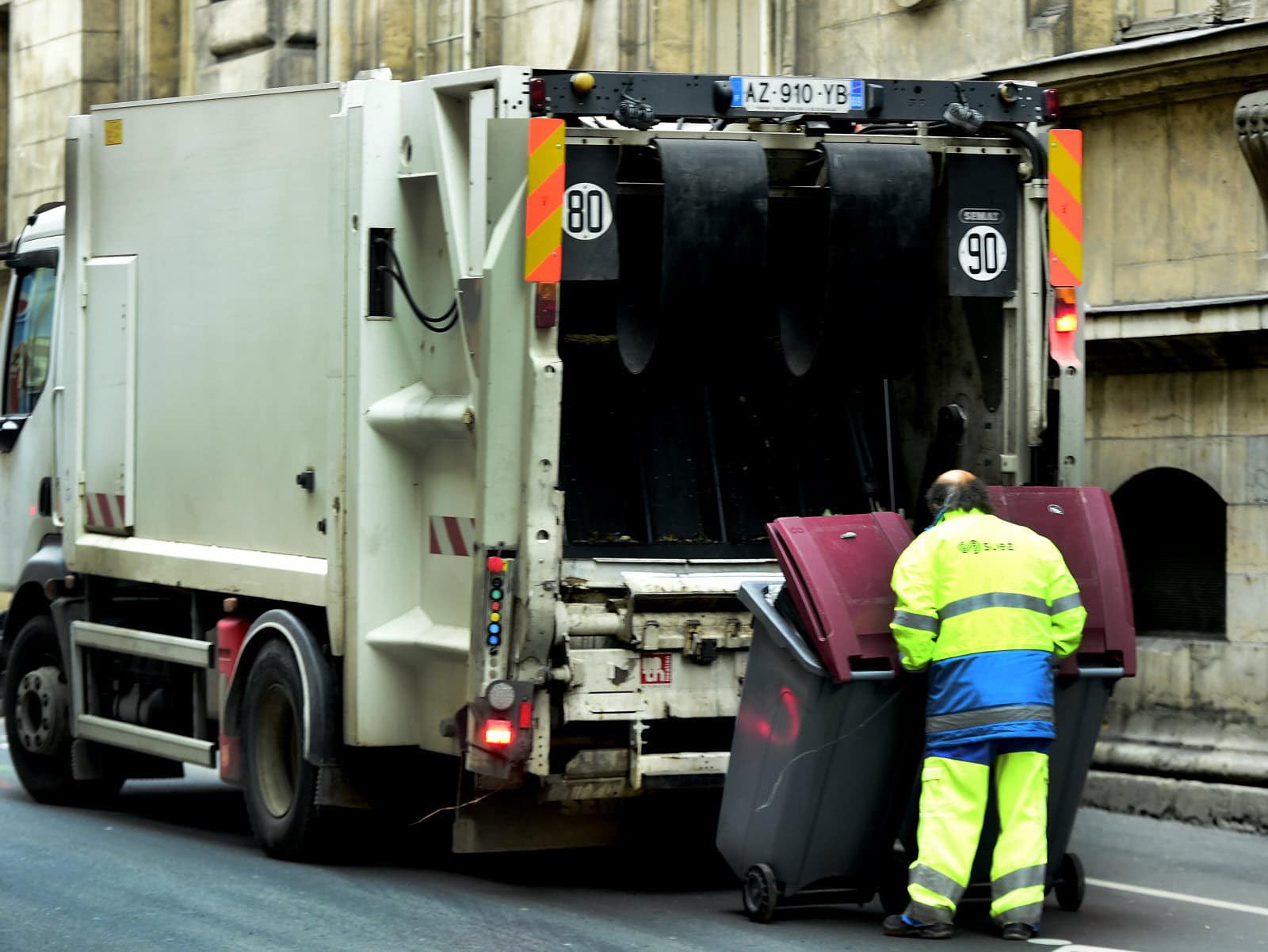 Coronavirus : attention à vos poubelles, les éboueurs lancent un ...
