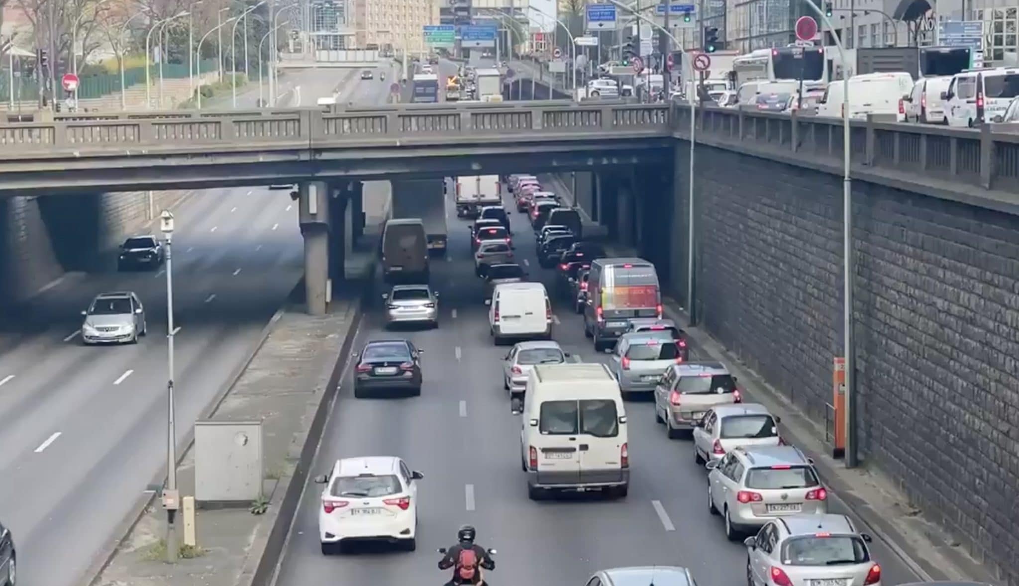 La vidéo d'un bouchon à la sortie de Paris scandalise... est-ce un ...