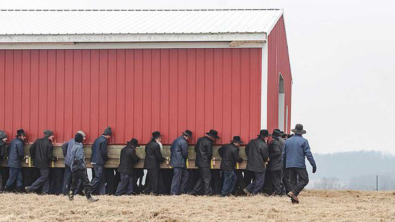 230 Amish soulèvent un bâtiment avec la force des bras et le déplacent ...