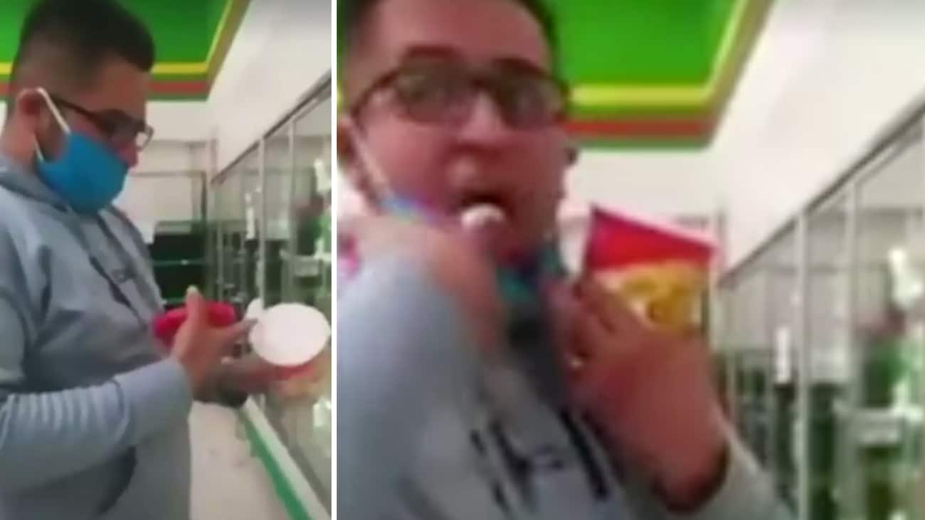 Un homme trempe son doigt dans un pot de glace et le remet en rayon en ...