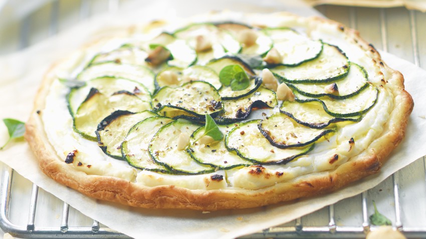 Régalez-vous avec cette recette estivale de tarte fine chèvre et courgettes Régalez-vous avec cette recette estivale de tarte fine chèvre et courgettes