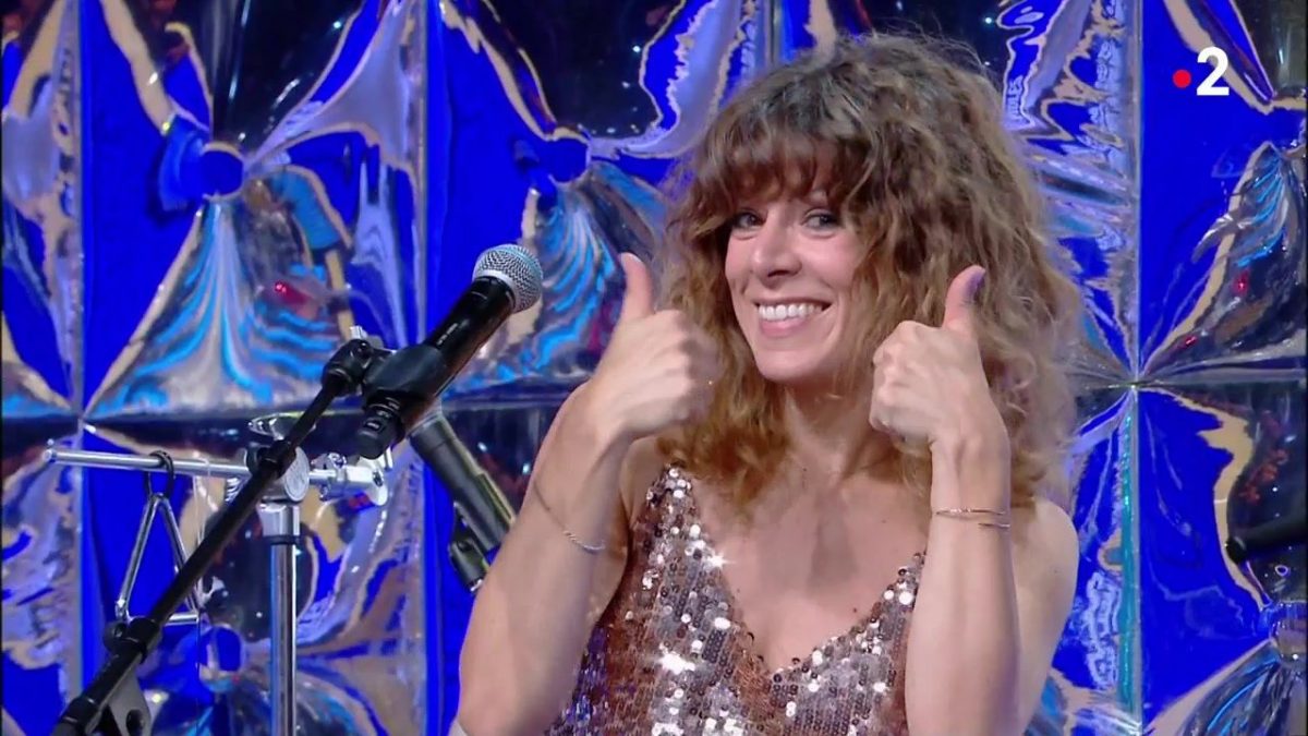 Magali Ripoll dans un costume très gênant qui ne passe pas dans N ...