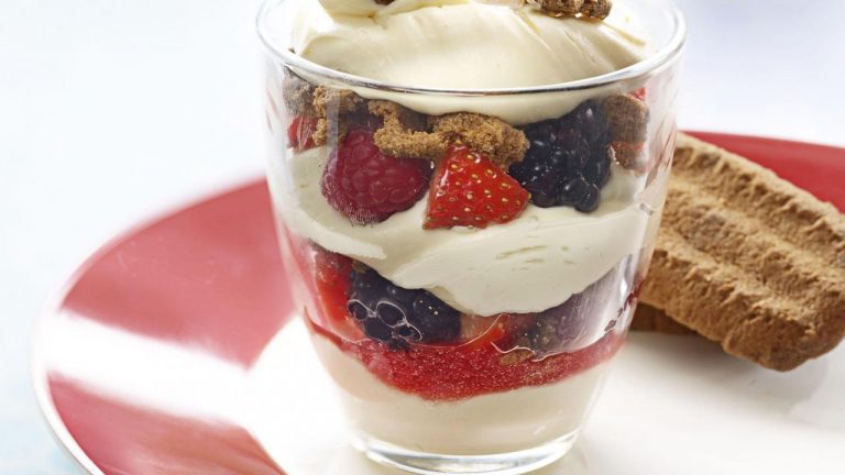 Verrines de fromage blanc aux fruits rouges et spéculoos : Un dessert ...