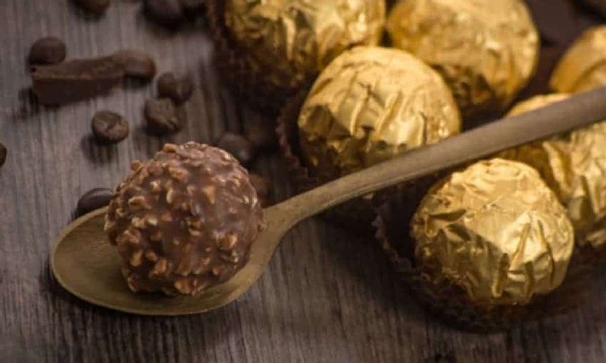 Aldi lance un Ferrero Rocher glacé géant... et ça fait saliver ! (Vidéo)