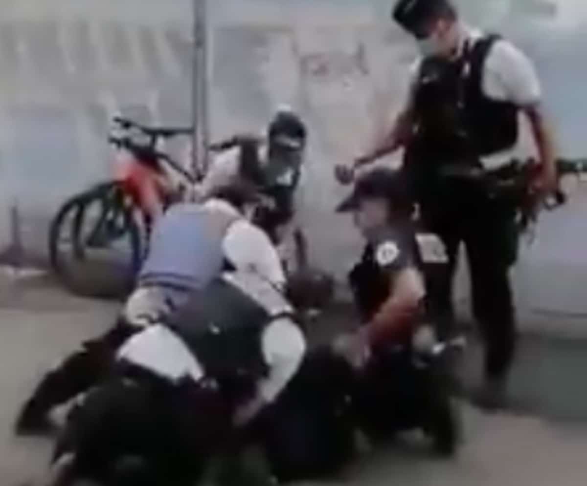 La vidéo d'une interpellation musclée pour non-port du masque fait ...