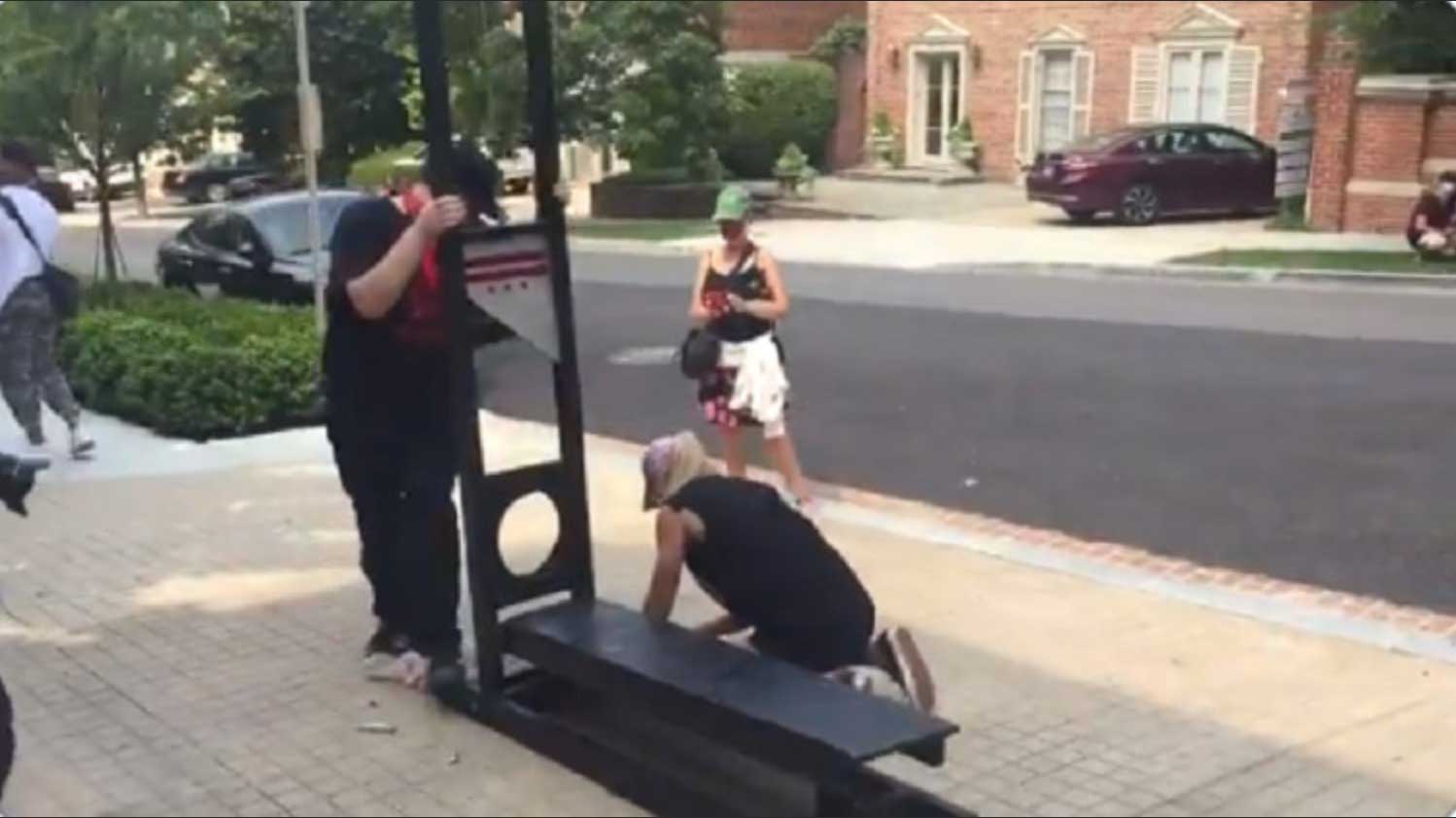 Des employés d’Amazon installent une guillotine devant le domicile de ...