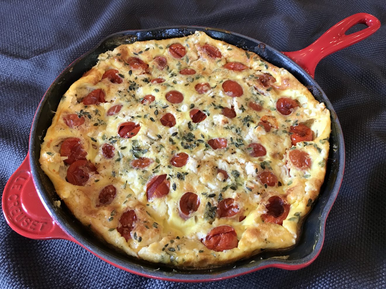 Osez le clafoutis salé aux tomates cerises, parmesan et basilic