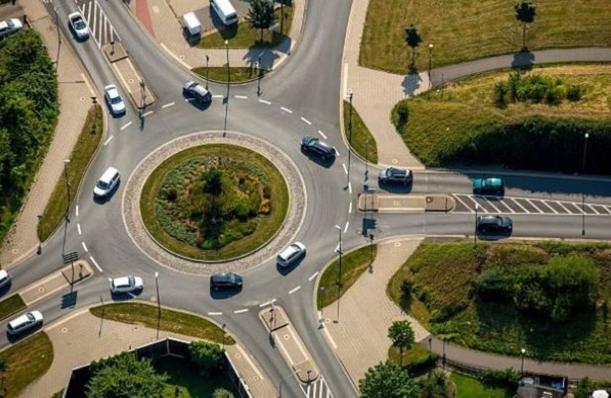 Horreur : une scène atroce terrifie les automobilistes dans un rond-point