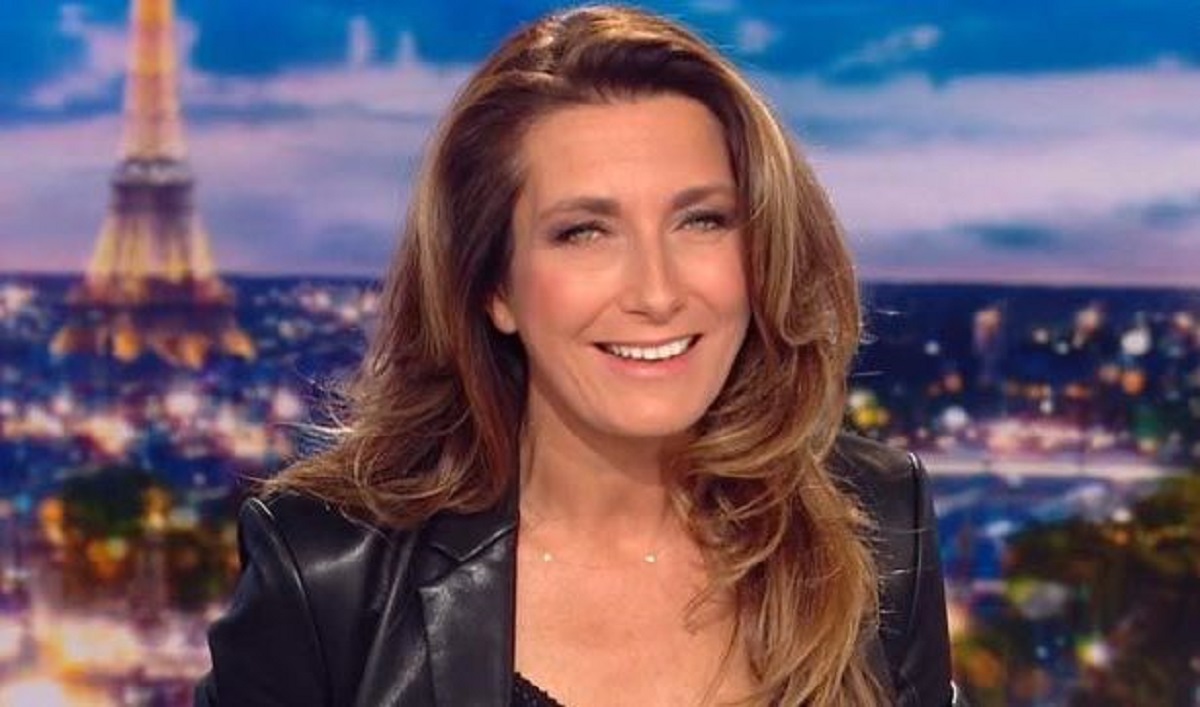 Anne-Claire Coudray dérape : la grosse boulette de la présentatrice qui pense son micro éteint