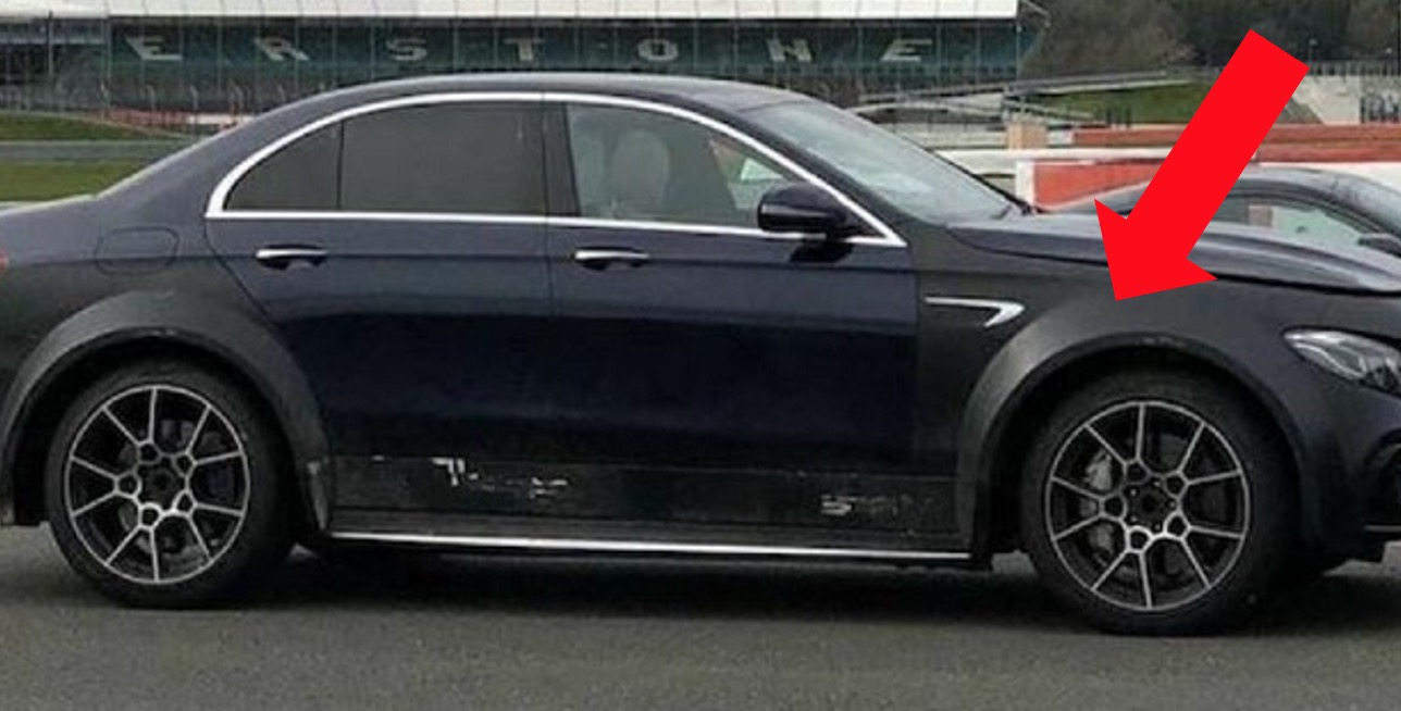 Cette Mercedes à la carrosserie totalement déformée cache en réalité un ...