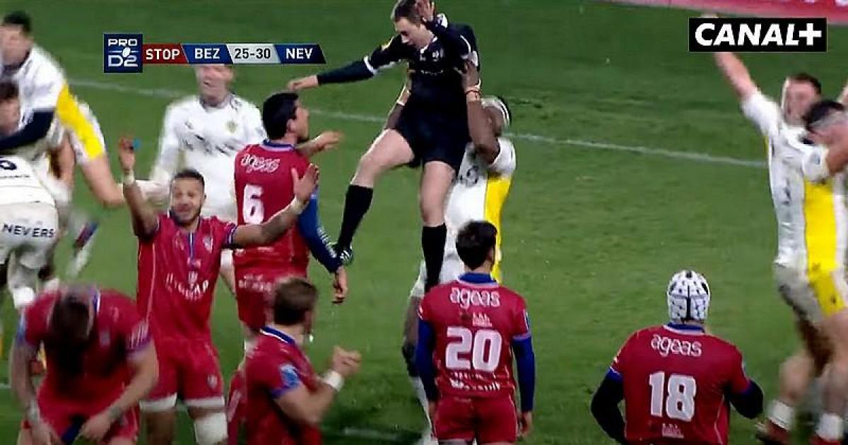 Rugby : Un joueur de Pro D2 soulève l'arbitre pour fêter la victoire et ...
