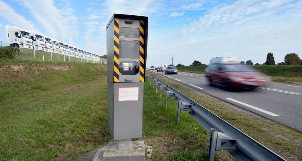 Un radar "fou" flashe toutes les voitures qui passent ! (vidéo)